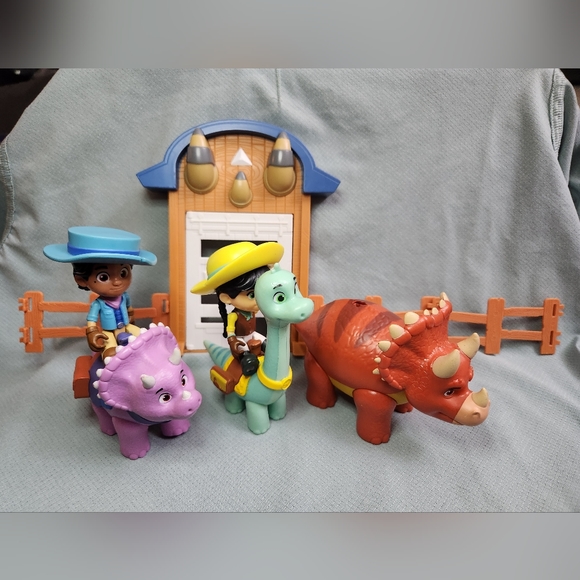 Disney | Toys | Dino Ranch Lot Of 5 Figures Barn Fence Action Pack ...